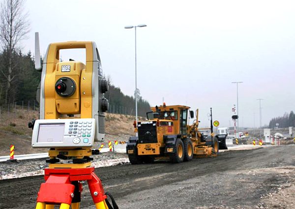 Sistem automat Topcon 3D LPS controlat cu stație robotică pentru Greder ...